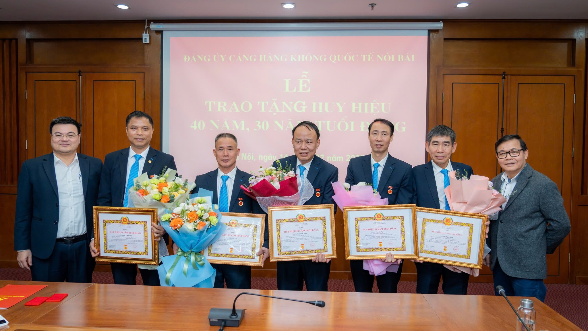 CẢNG HÀNG KHÔNG QUỐC TẾ NỘI BÀI | CẢNG HKQT NỘI BÀI TRANG TRỌNG TRAO HUY HIỆU 30, 40 NĂM TUỔI ĐẢNG